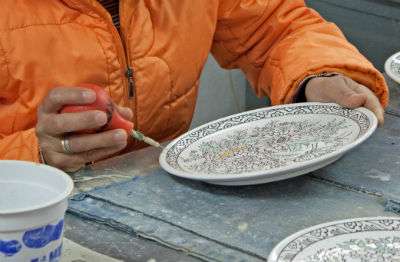 The Difference Between Underglaze and Glaze -The Pottery Wheel